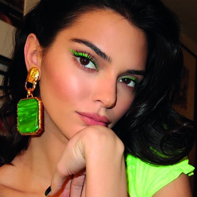 Tendance du moment : le maquillage fluo. Préparez-vous à éblouir